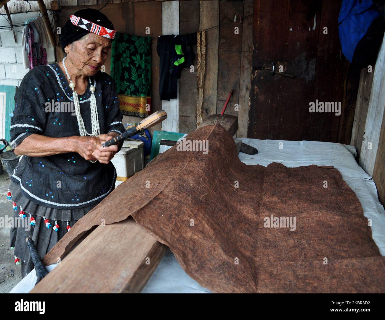 Traditional kulawi clothing hi-res stock photography and images - Alamy