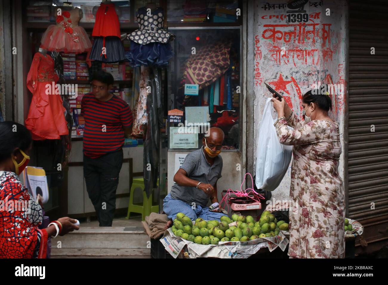 Roadside mango vendor shale hi-res stock photography and images - Alamy