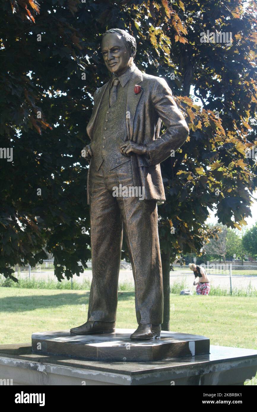 Statue of former PM Pierre Elliott Trudeau seen after city crews ...