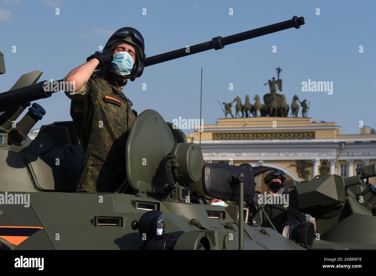 Serviceman render salutes hi-res stock photography and images - Alamy