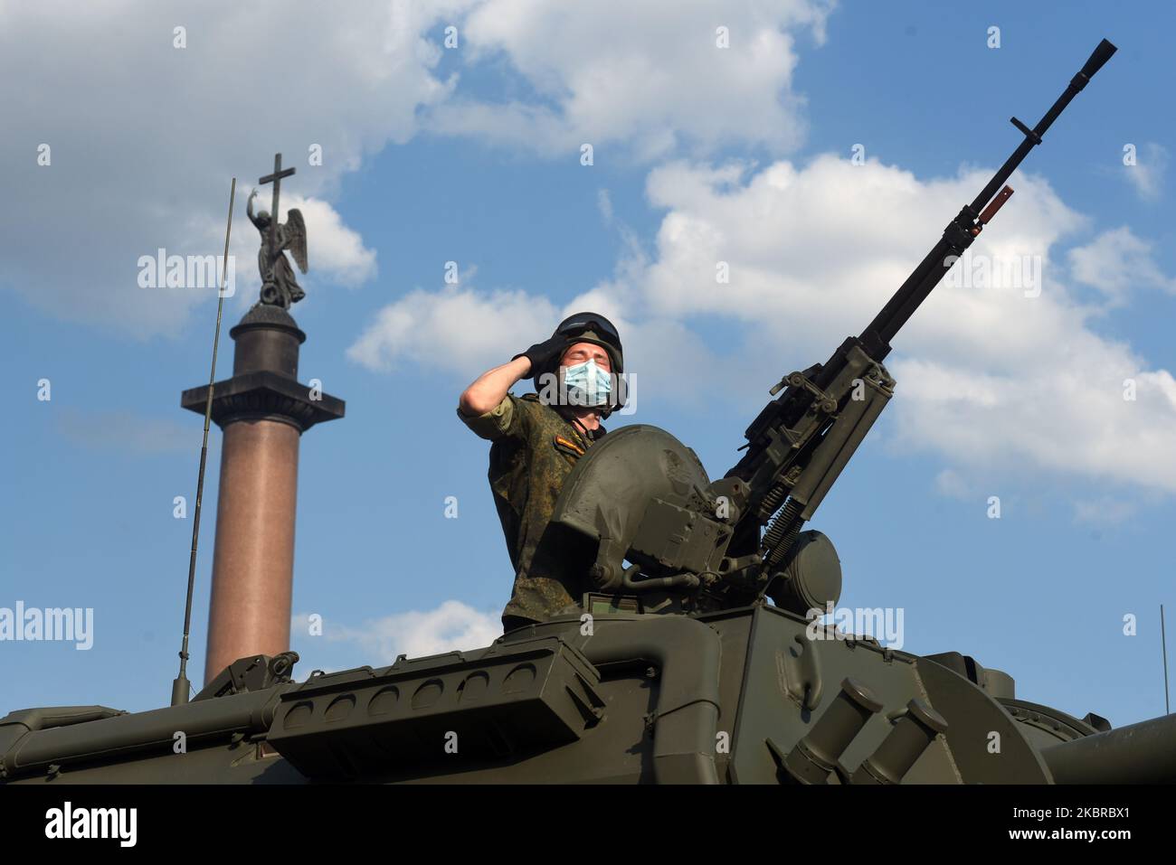 Serviceman render salutes hi-res stock photography and images - Alamy