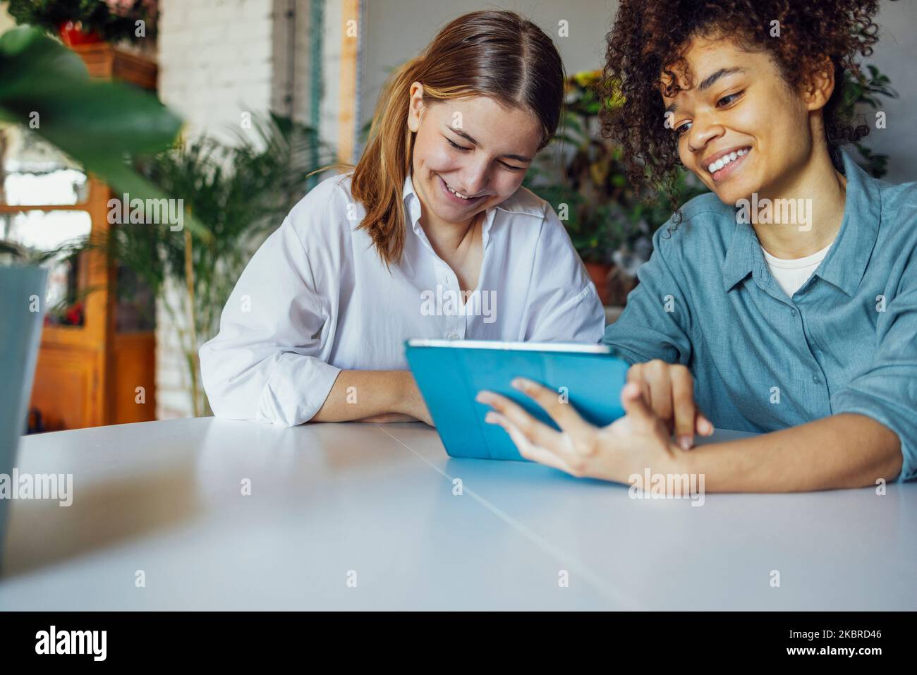 Two friends talking high school hi-res stock photography and images - Alamy