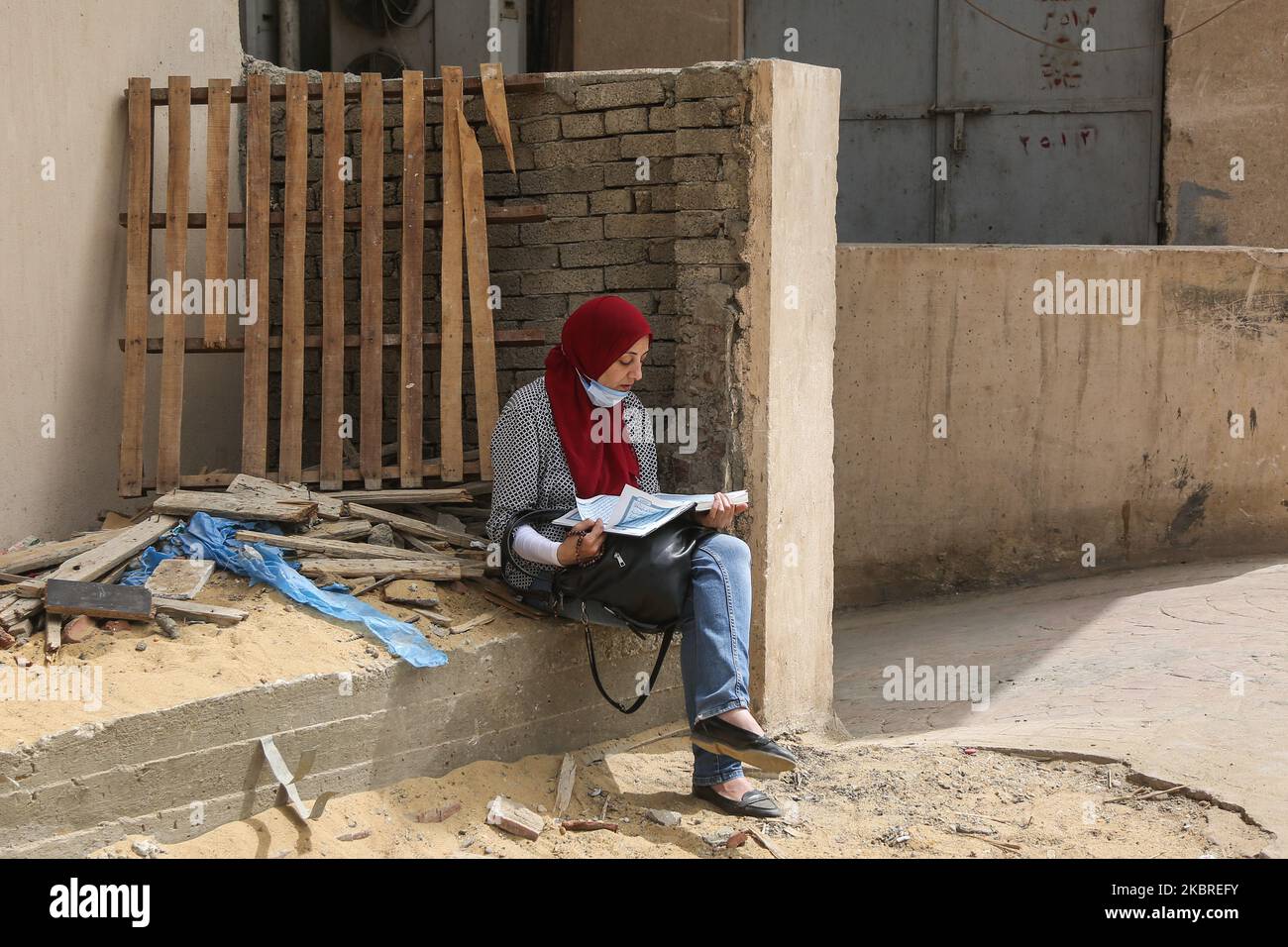 High school student waiting outside hi-res stock photography and images ...