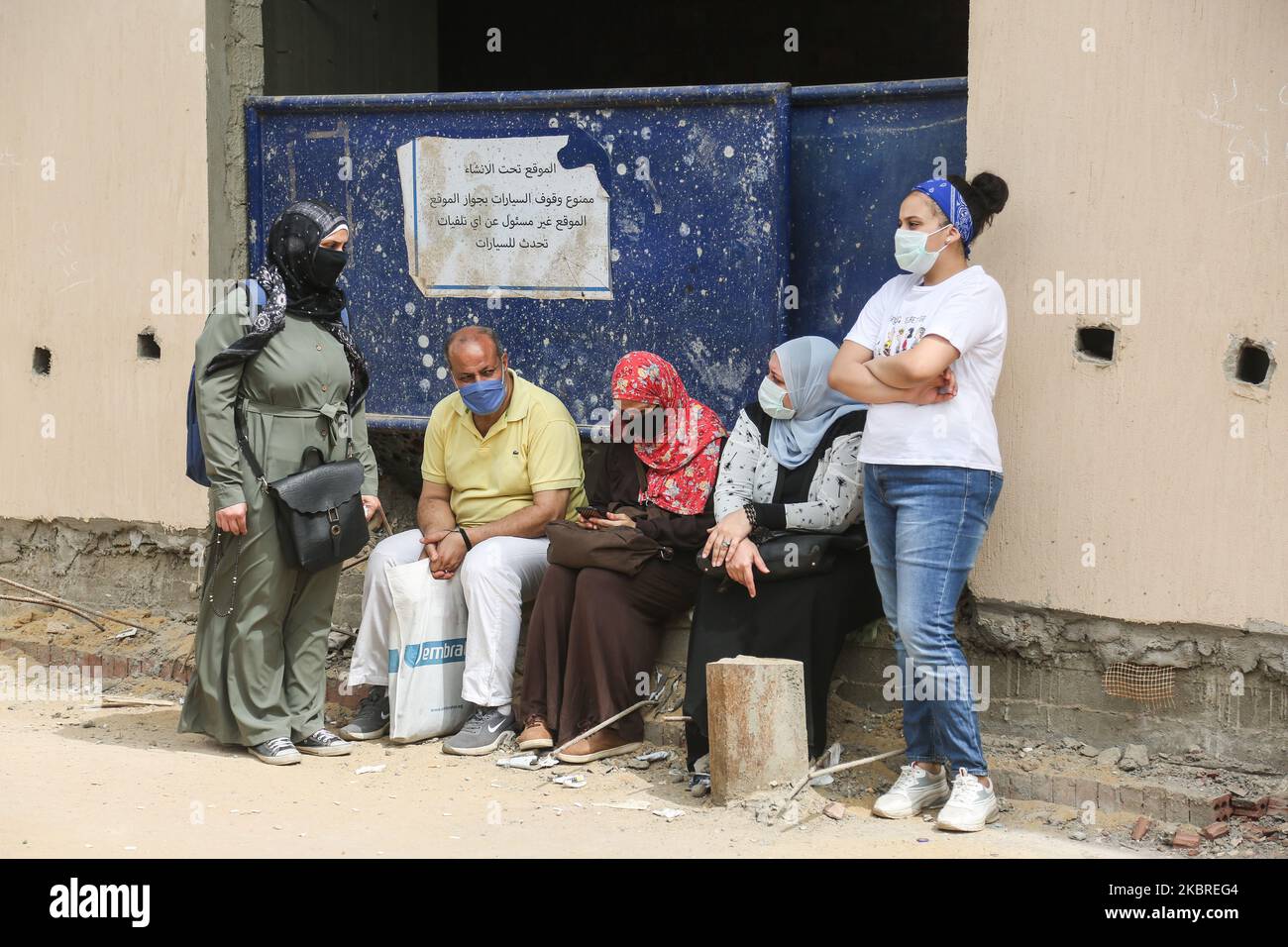 High school student waiting outside hi-res stock photography and images ...