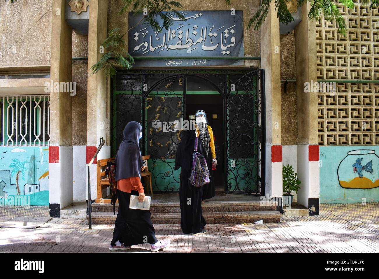 Al azhar high school final exams hi-res stock photography and images ...
