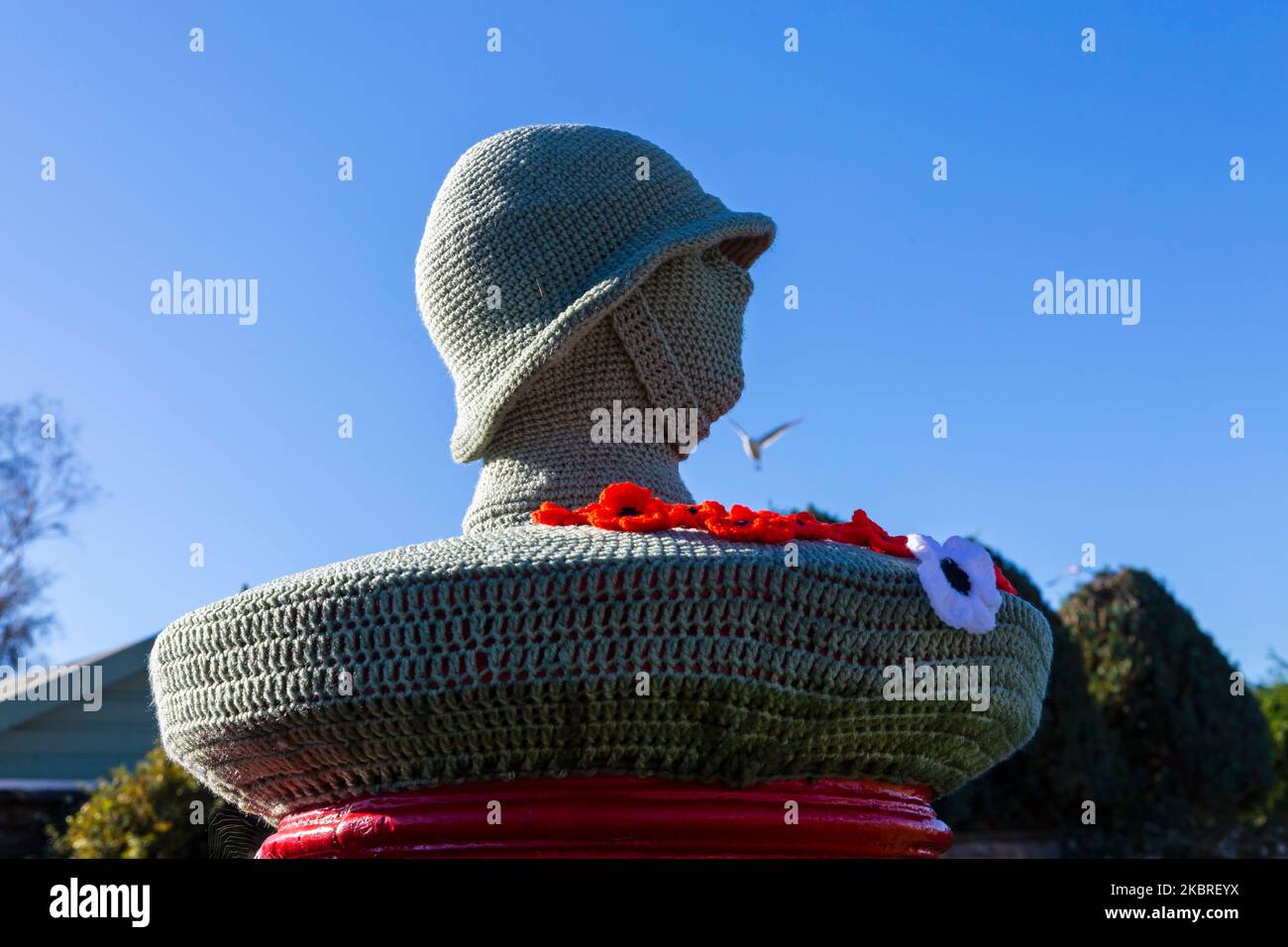 Poole, Dorset, UK. 4th November, 2022. A knitted postbox topper of ...
