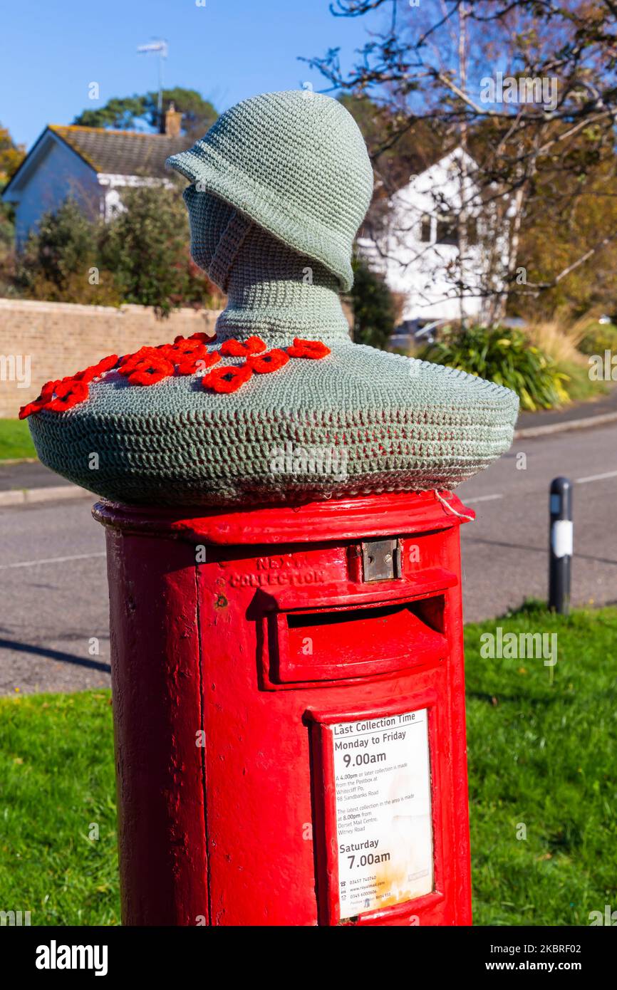 Poole, Dorset, UK. 4th November, 2022. A knitted postbox topper of ...