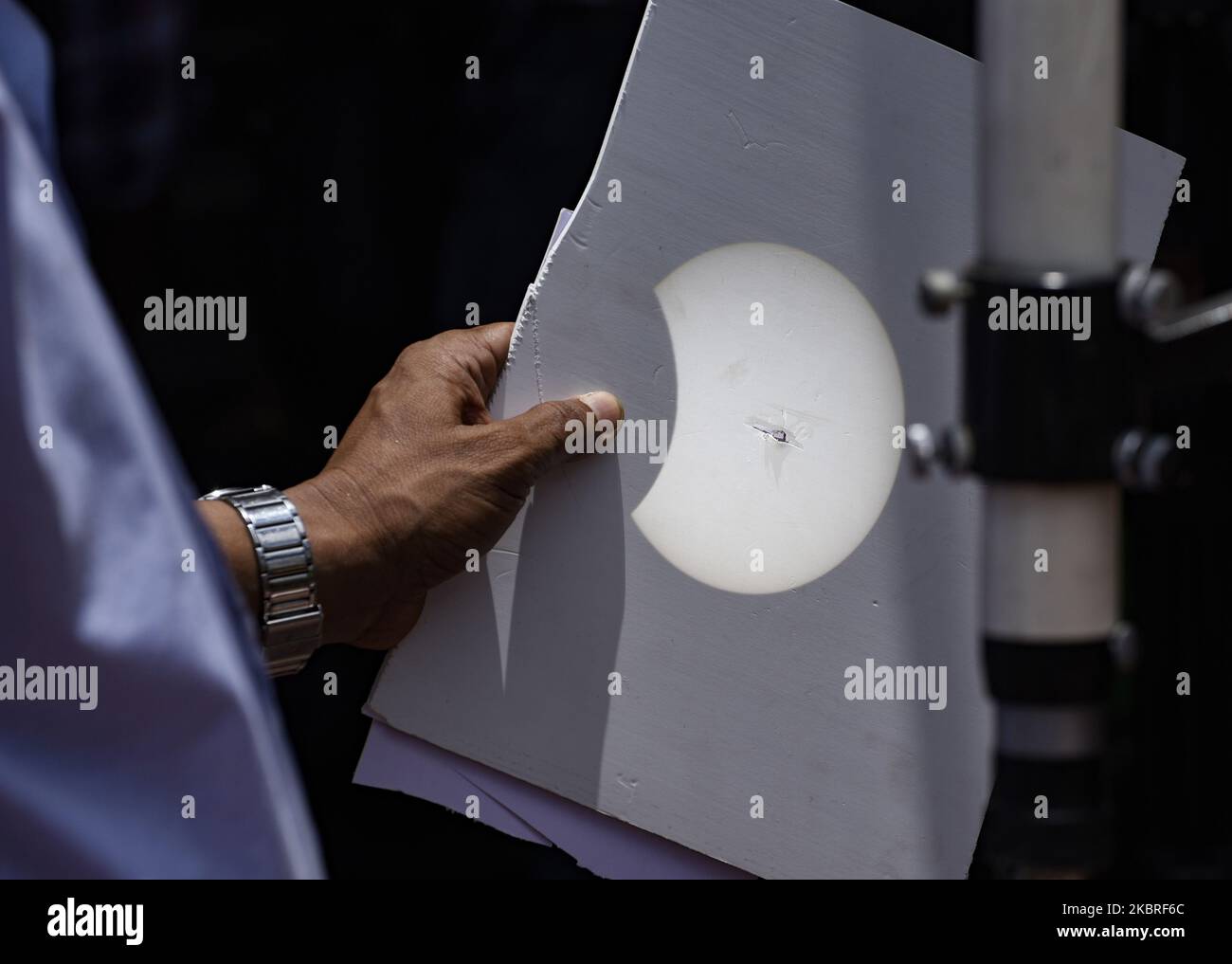 Guwahati Planetarium official shows eclipse sun reflexion on a paper ...