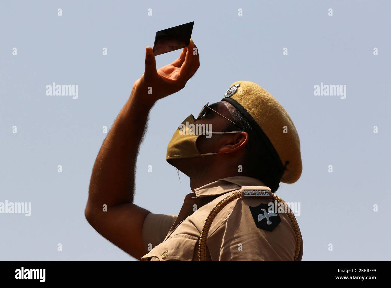 Dark glass tosee solar eclipse hi-res stock photography and images - Alamy