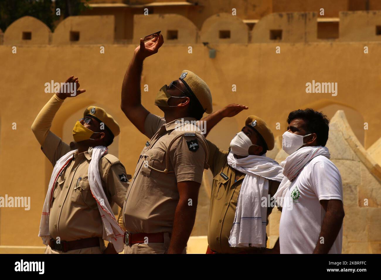 Dark glass tosee solar eclipse hi-res stock photography and images - Alamy
