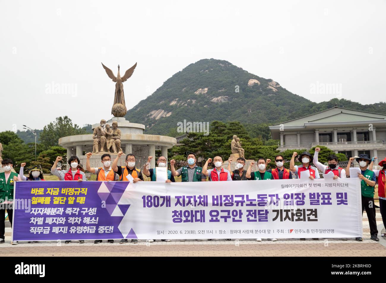 Members of south korean confederation of trade unions hi-res stock ...