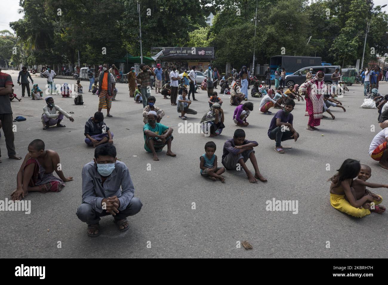 An underprivileged people waits for the food to distribute during ...