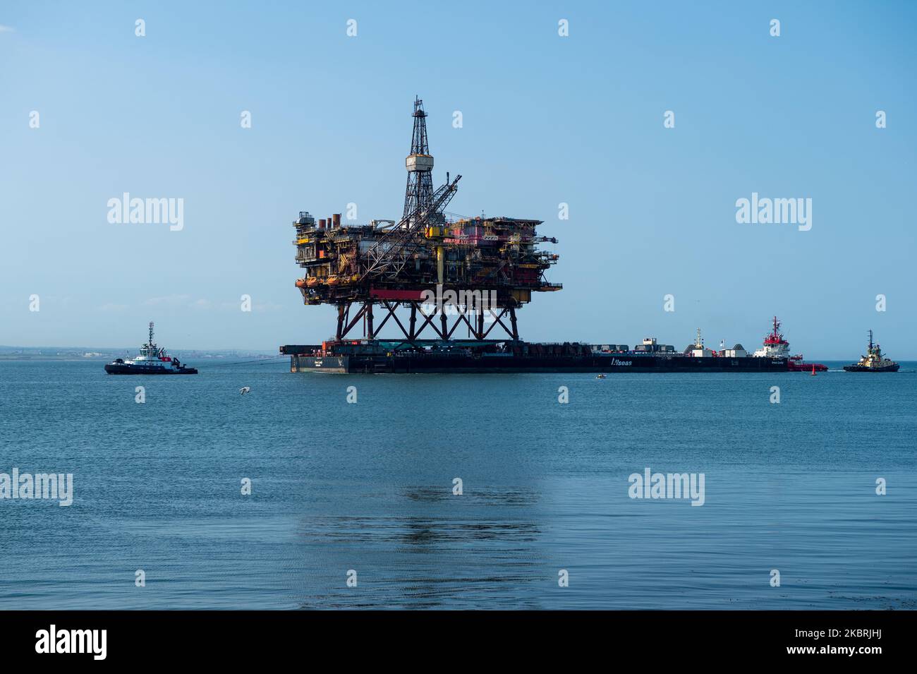 The 17,000 tonne Brent Alpha Topside Oil Rig is brought into the River ...