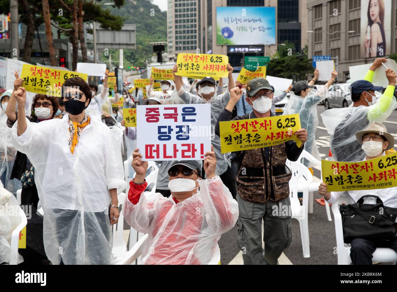 North Korean defectors and groups of conservative right-wing hold ...