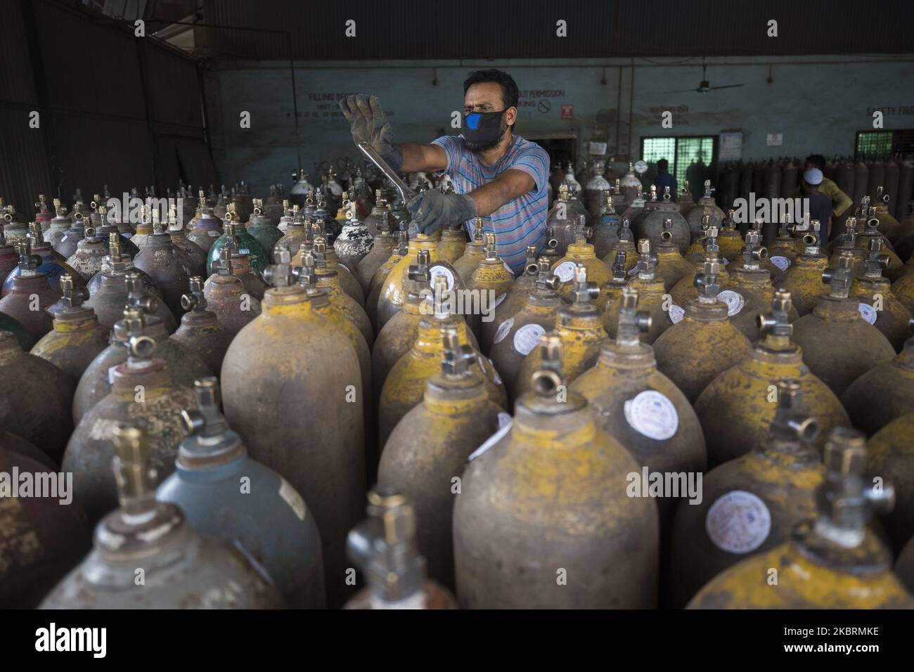 Processing oxygen cylinders hi-res stock photography and images - Alamy
