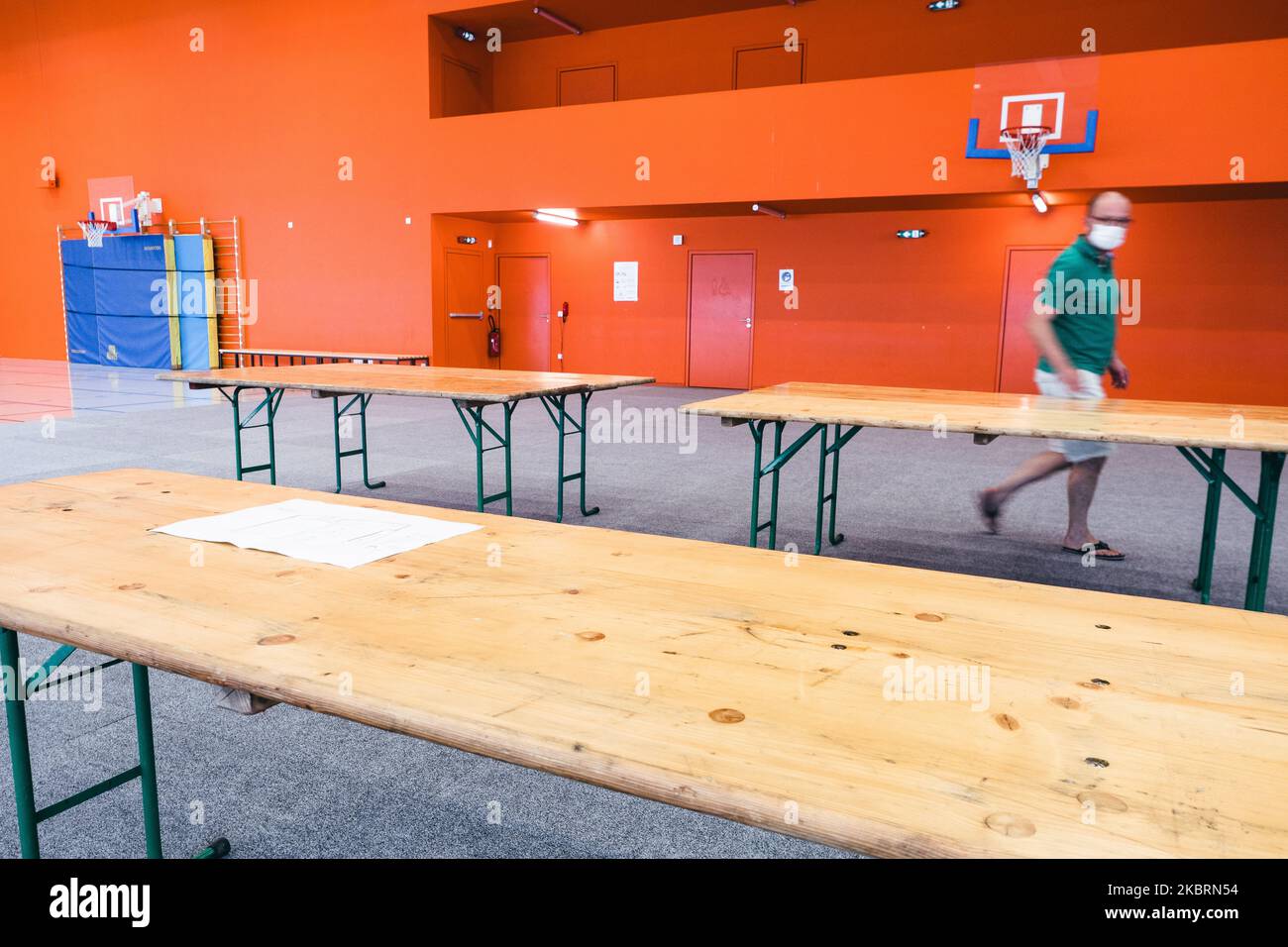 Voting round table hi-res stock photography and images - Alamy