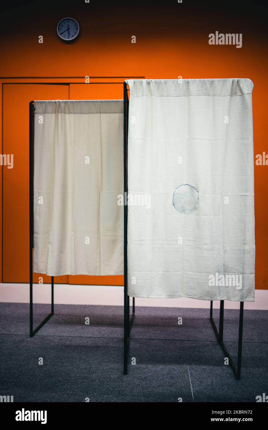 Voting booths curtain hi-res stock photography and images - Alamy