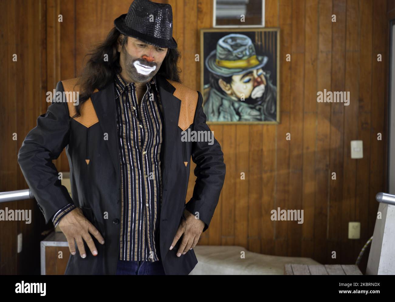 The artist Francisco López, asks Guatemalans for food aid on June 26 in ...