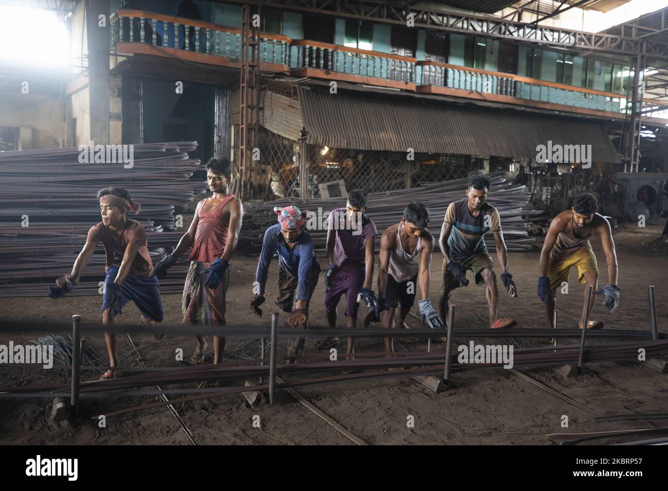 Worker bend metal tod hi-res stock photography and images - Alamy