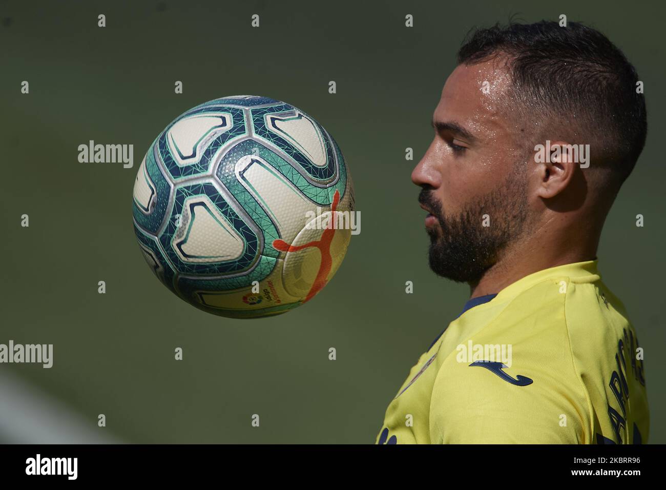 Mario Gaspar of Villarreal controls the ball during the Liga match ...