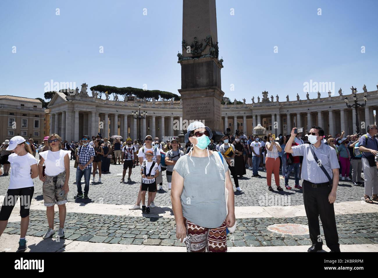 A belivers with a maskface during the Pope Francis sunday Angelus at ...