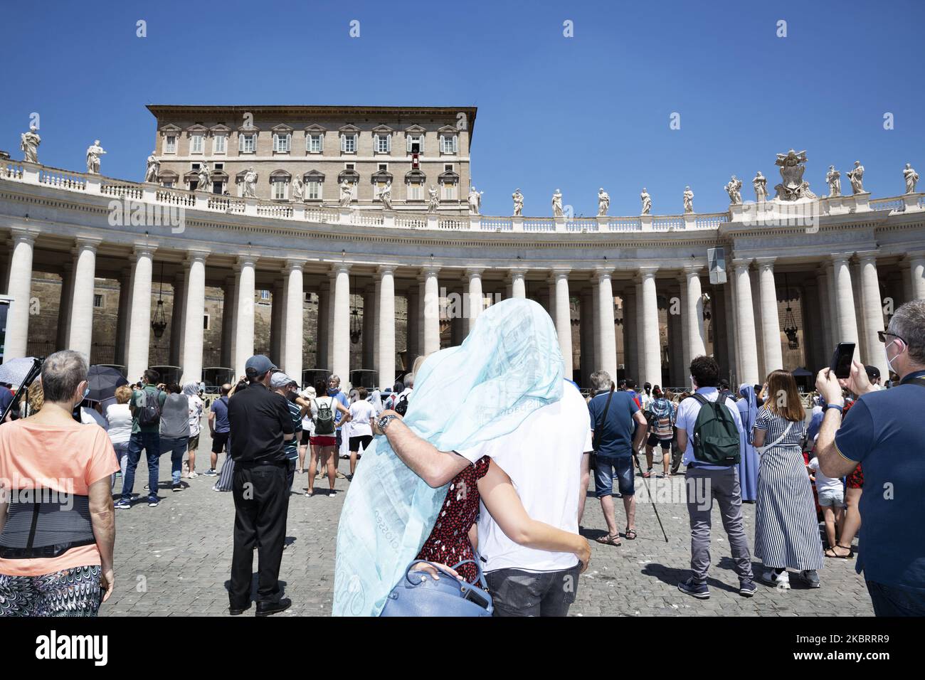 Some belivers during the Pope Francis sunday Angelus at San Pietro ...