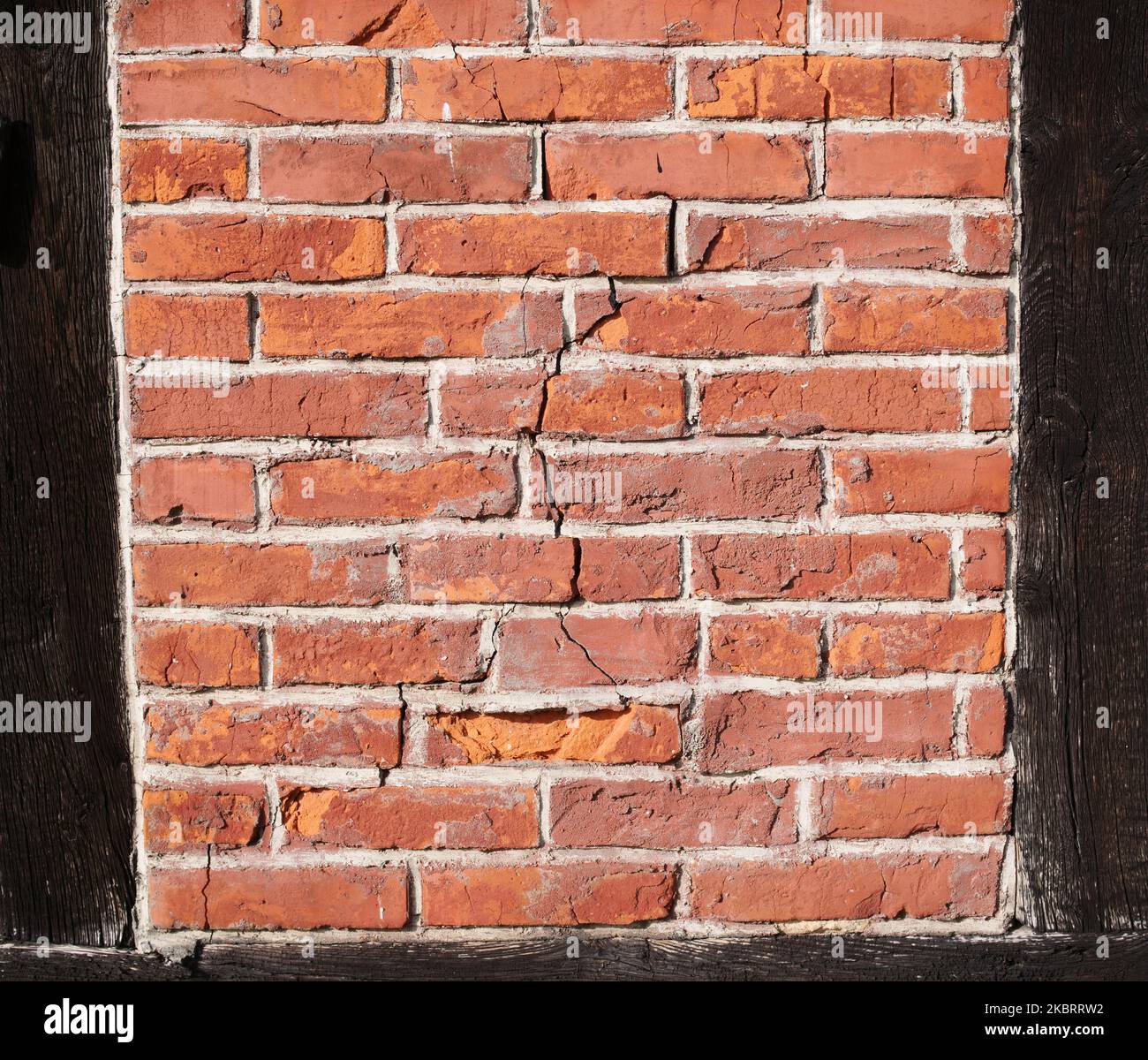 Crack in an old barn wall, red clinker brick Stock Photo - Alamy