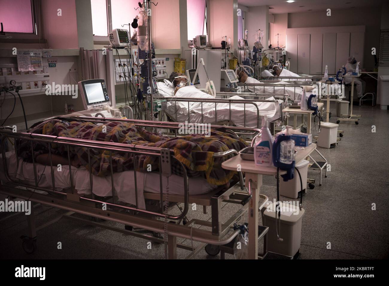 Unconscious and intubated Covid-19 patients are treated in Sapopemba ...