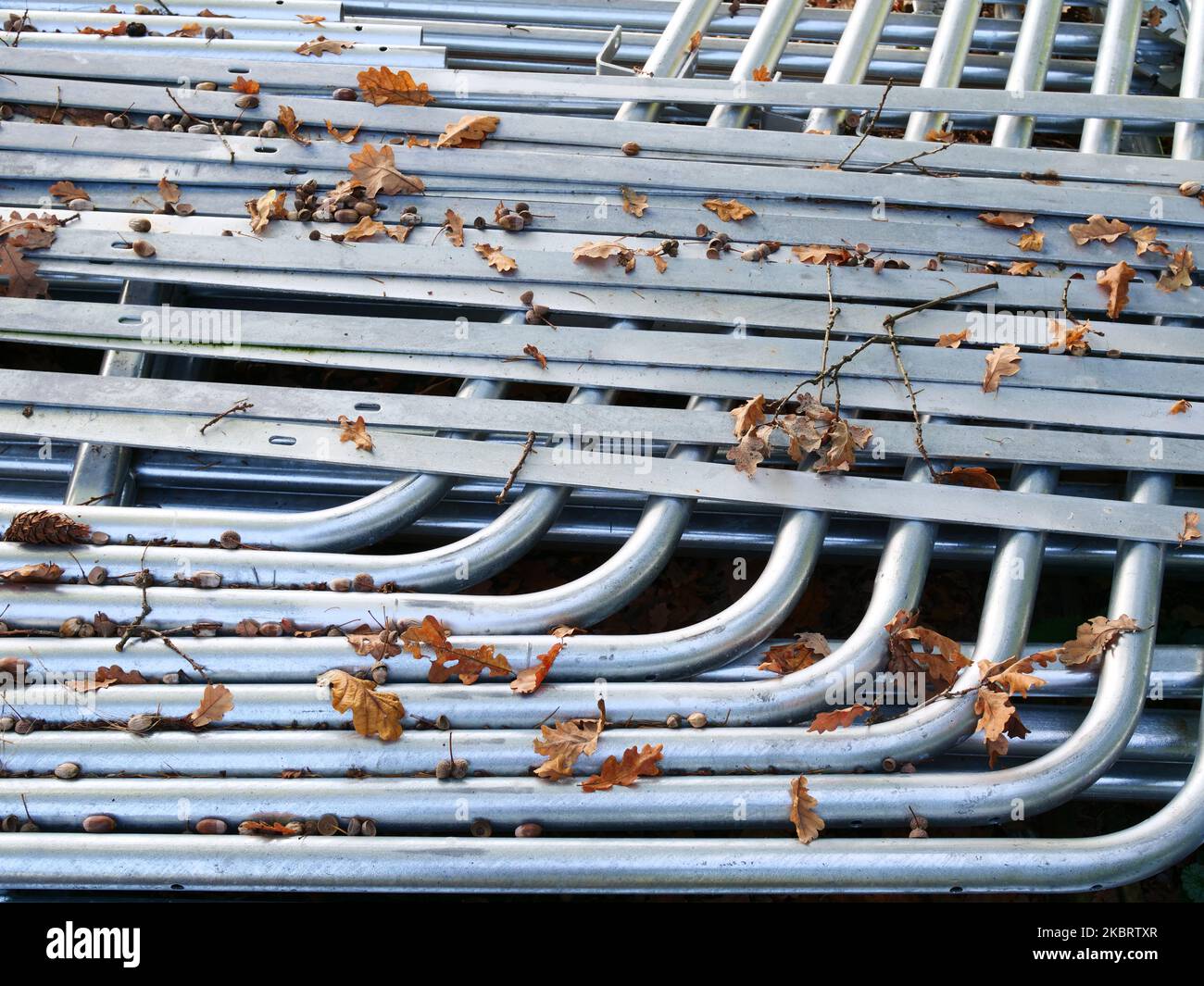 Silver metal tubes hi-res stock photography and images - Alamy