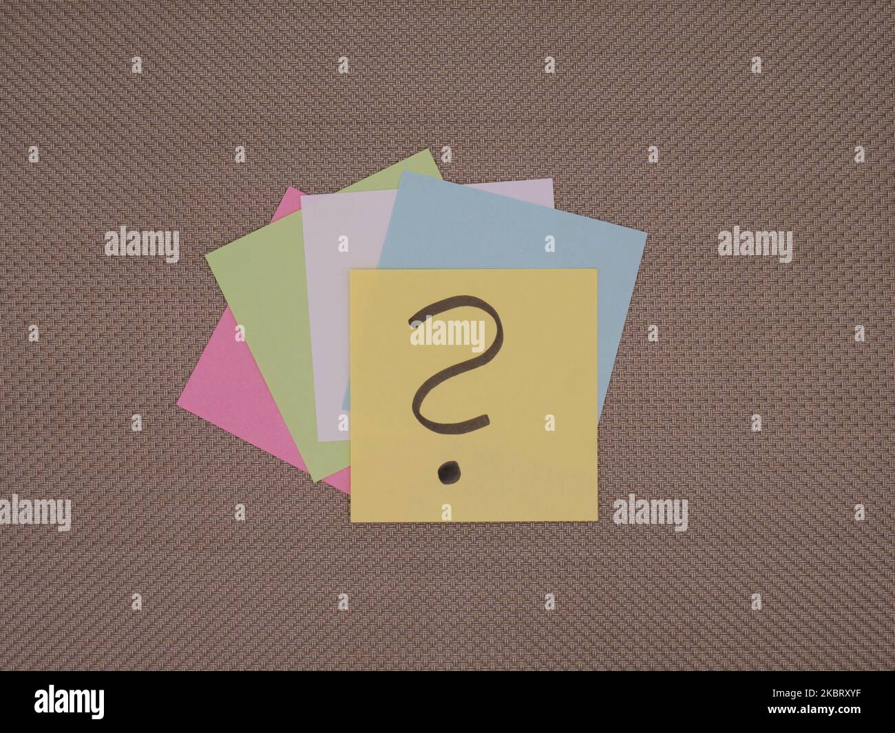 Question mark on sticky note Stock Photo - Alamy