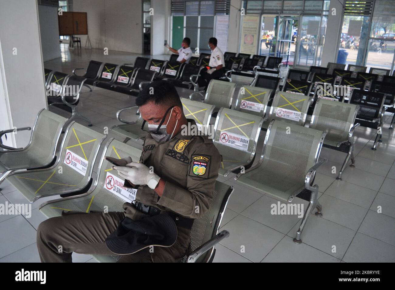 Implementation of social distancing hi-res stock photography and images ...