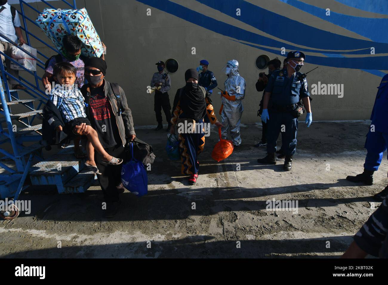 Passengers get off the KM Labobar Ship which is anchored at the ...