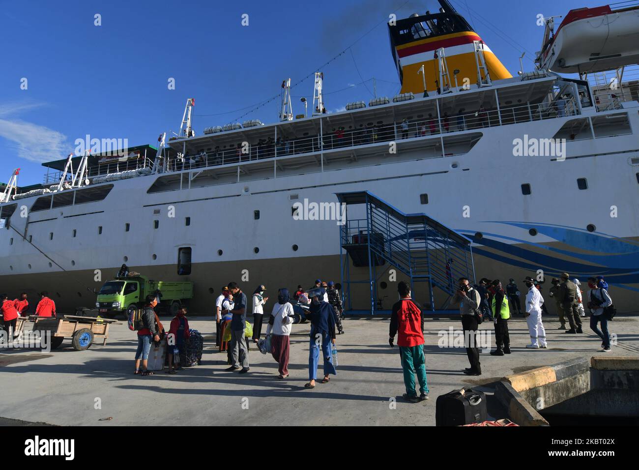 Passengers get off the KM Labobar Ship which is anchored at the ...
