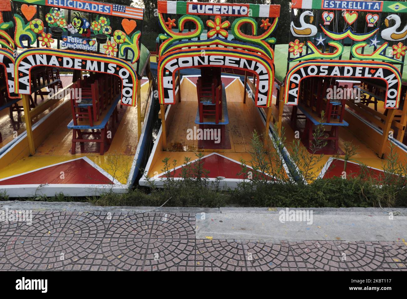 Trajineras at the Embarcadero de Cuemanco in Xochimilco, Mexico City ...