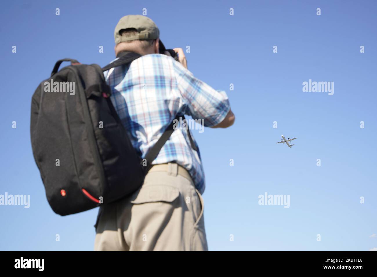 Airplan flying hi-res stock photography and images - Alamy