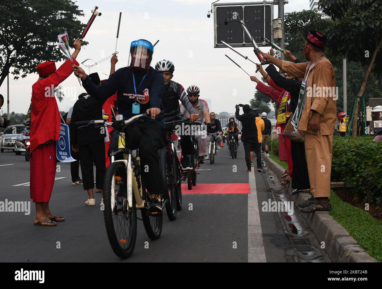 The Jakarta bicycle community is taking action by distributing roses to ...