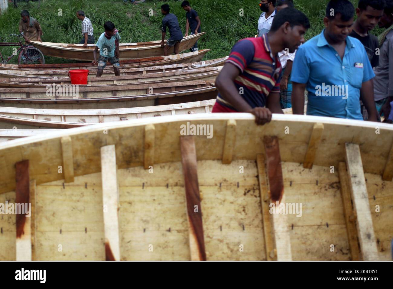 Rainy season riverside people of bangladesh hi-res stock photography ...