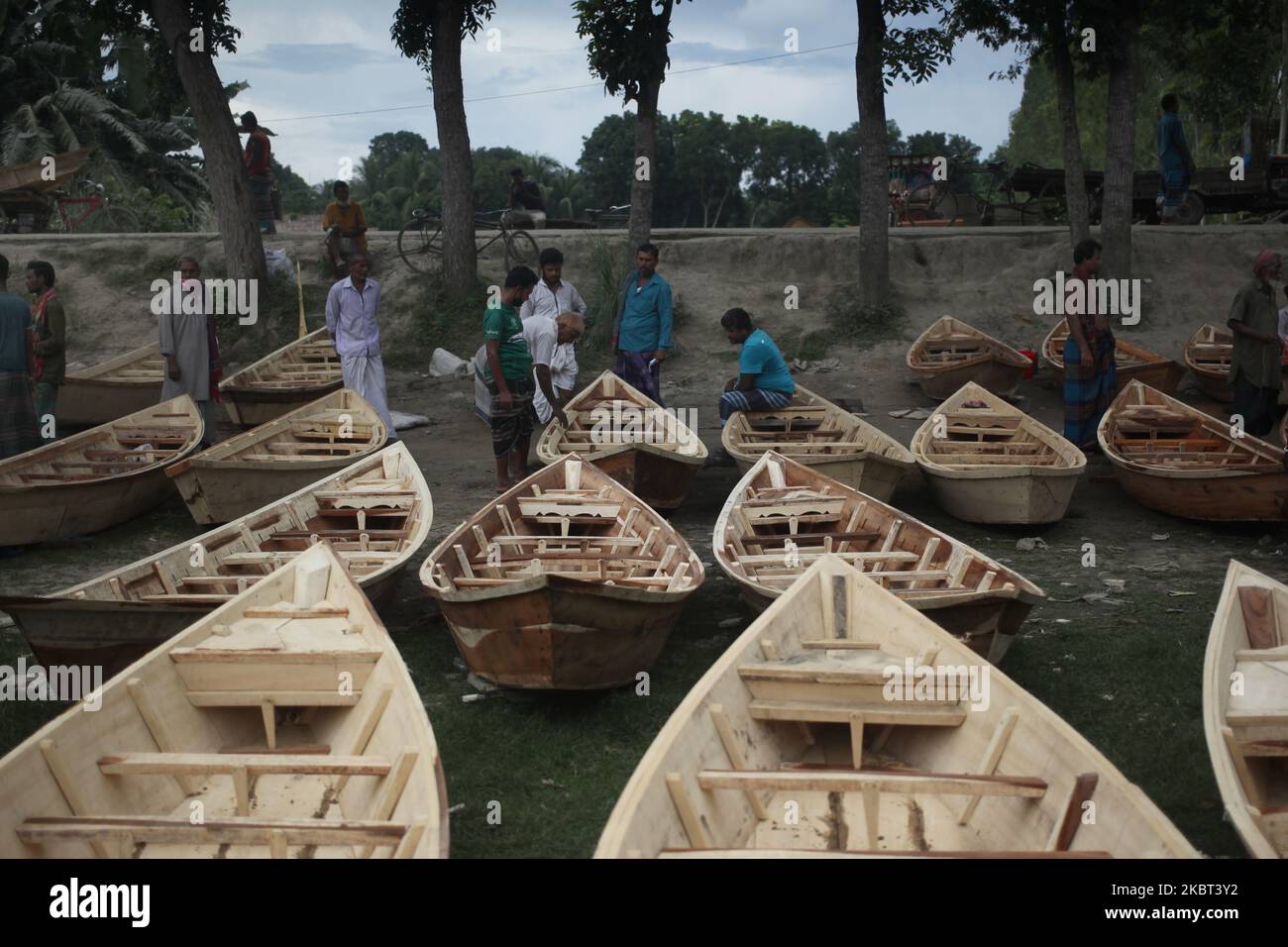 Rainy season riverside people of bangladesh hi-res stock photography ...
