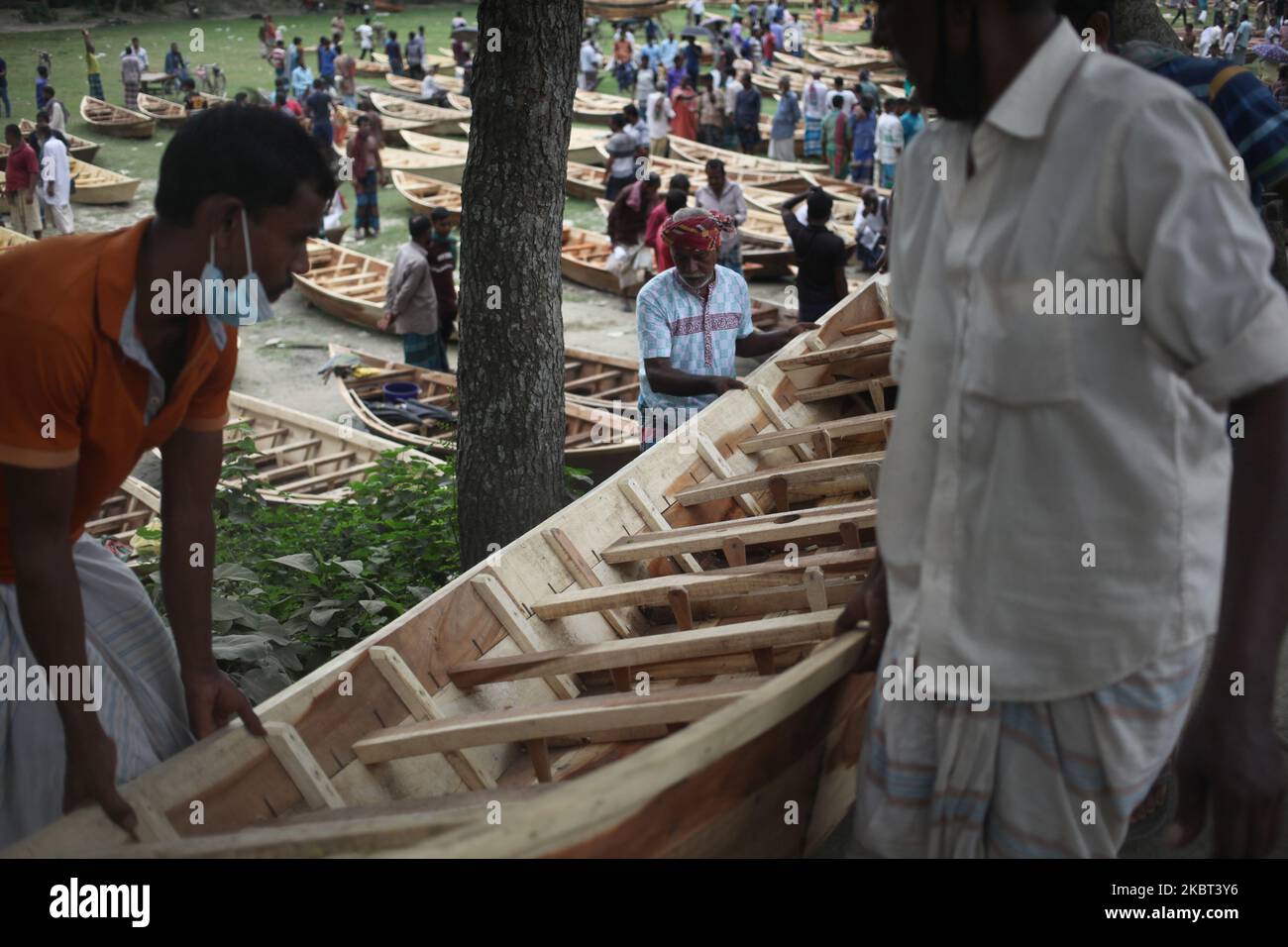 Rainy season riverside people of bangladesh hi-res stock photography ...
