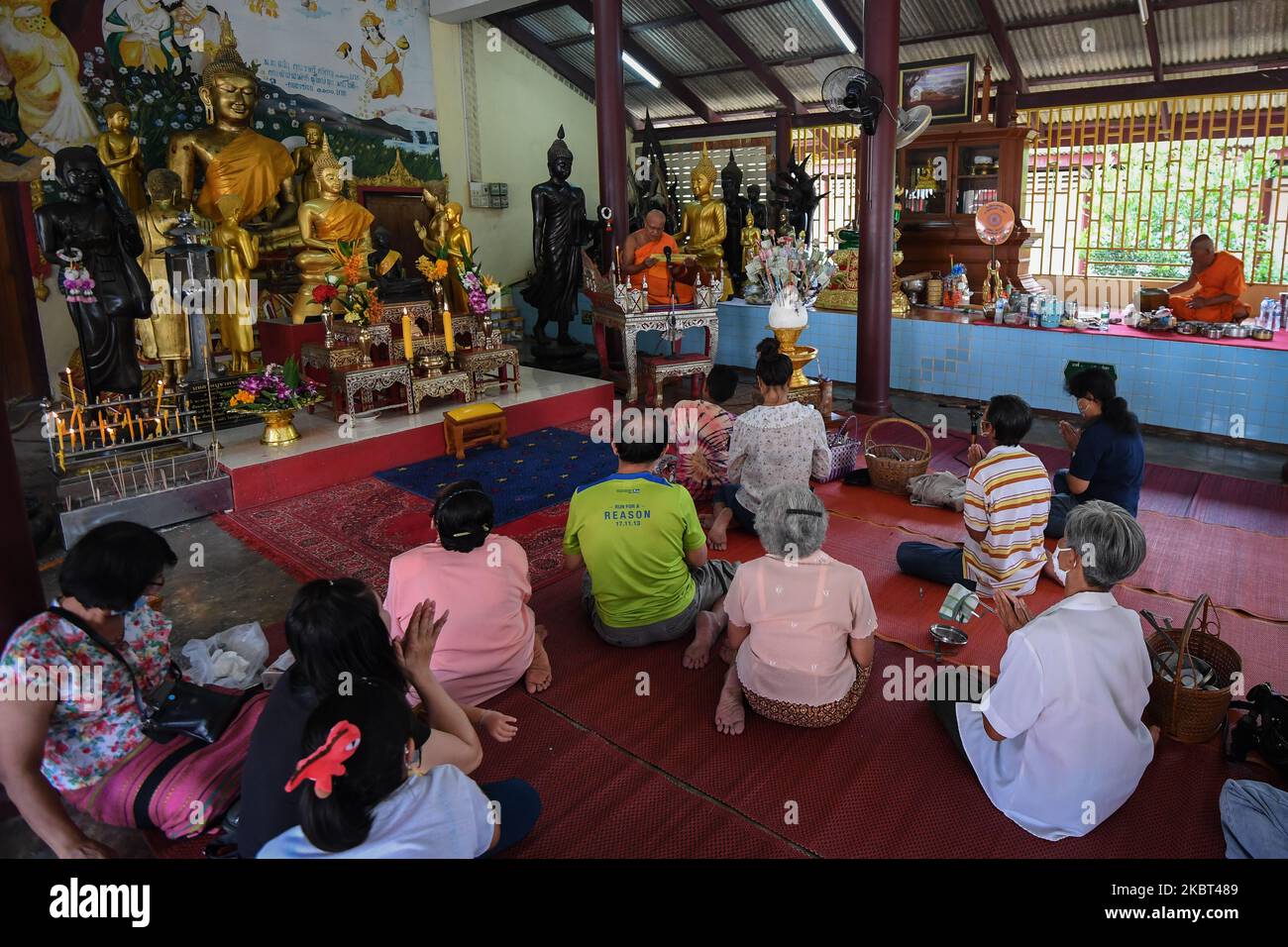 Wat choeng wai hi-res stock photography and images - Alamy