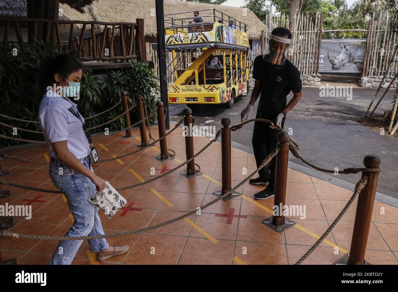 Employee wear face shield hi-res stock photography and images - Alamy