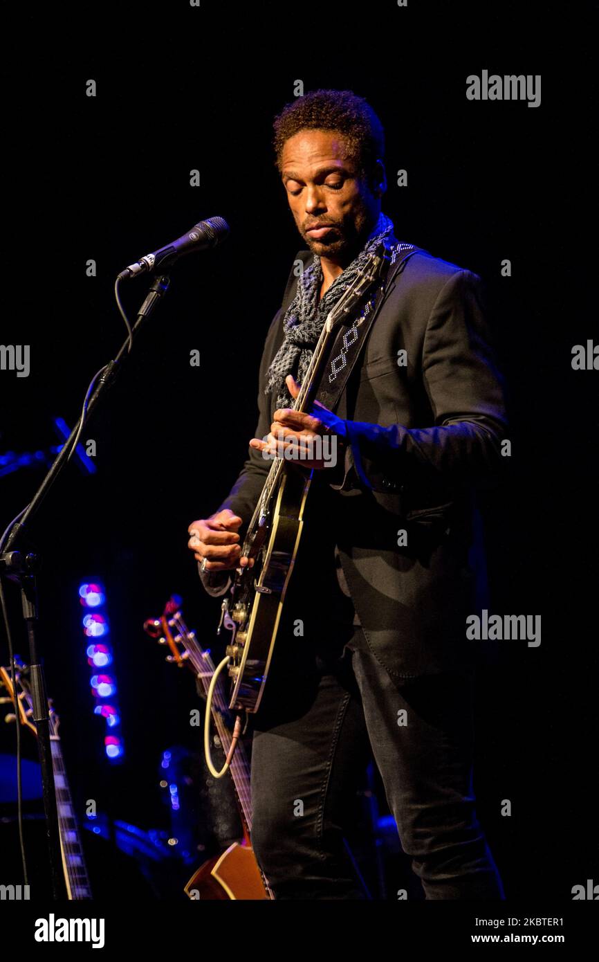 Gary dourdan guitar hi-res stock photography and images - Alamy