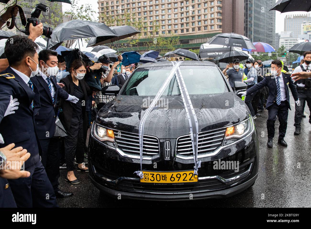 Coffin of seoul mayor park hi-res stock photography and images - Alamy