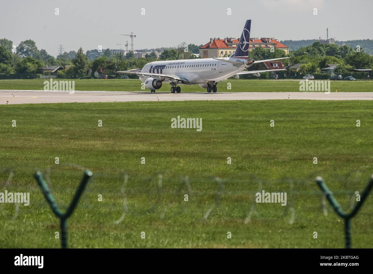 Embraer e195lr hi-res stock photography and images - Alamy