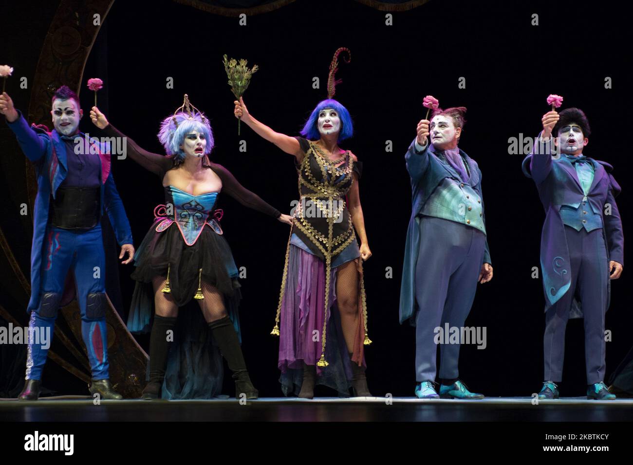 Actors perform during the presentation of The Opera Locos in the ...
