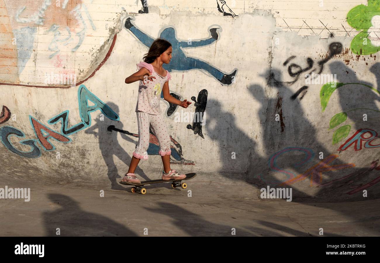 Palestinian girl ride skateboard hi-res stock photography and images ...