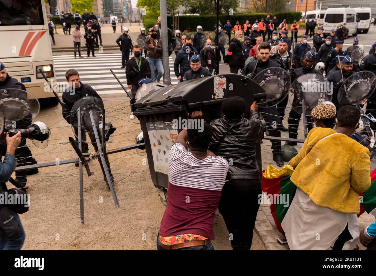 Police use tear gas against Cameroonian demonstrators who want to enter ...