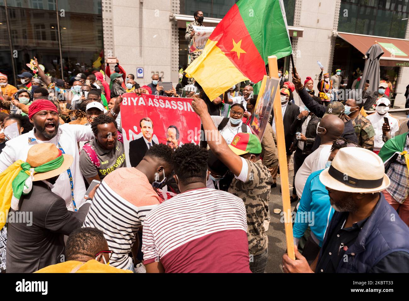 Police use tear gas against Cameroonian demonstrators who want to enter ...