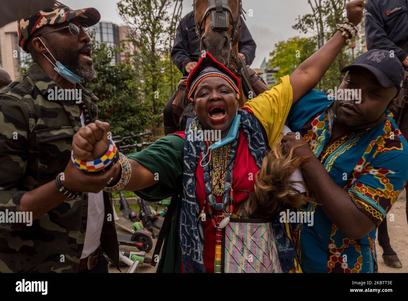 Police use tear gas against Cameroonian demonstrators who want to enter ...