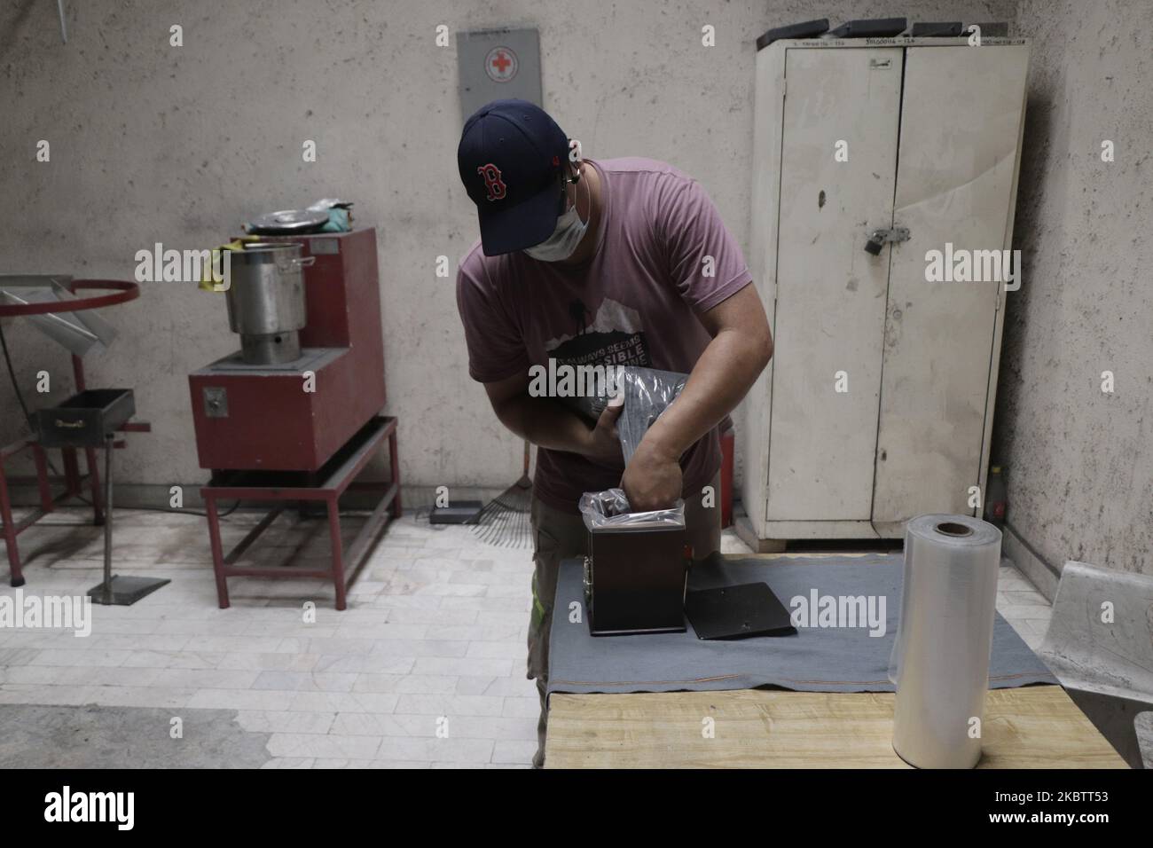 Darwin Hernández, a worker at the Crematorio San Isidro located in the ...
